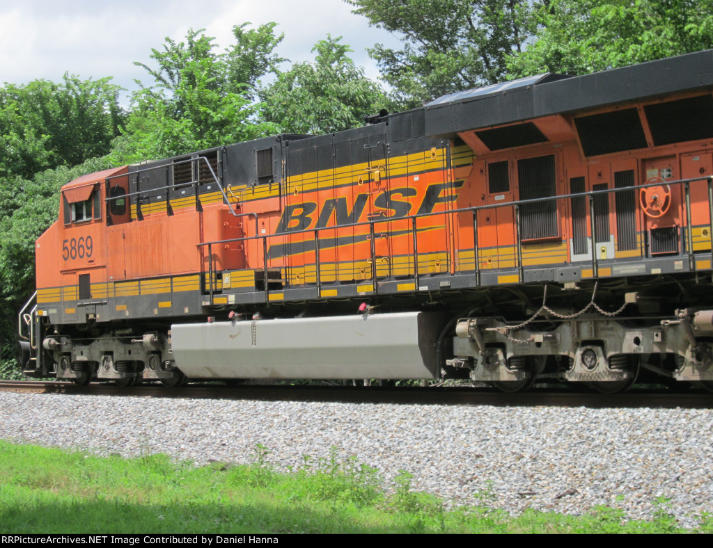 BNSF 5869
